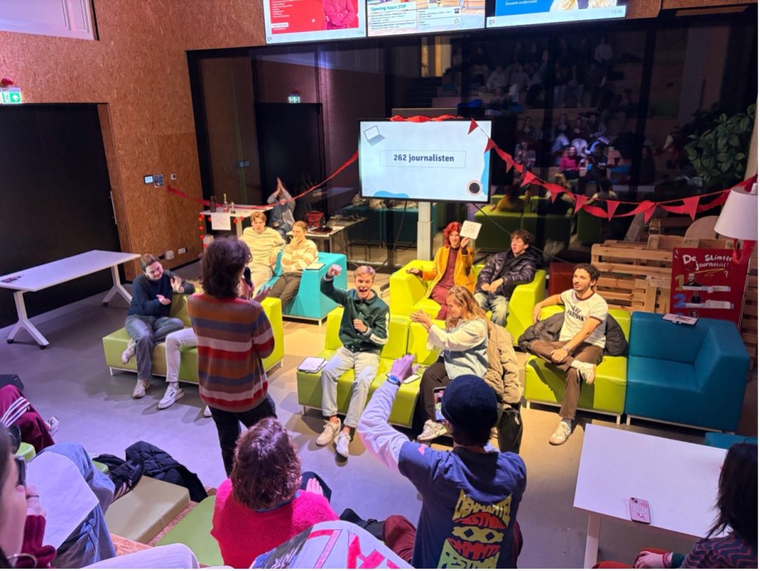 En de nieuwe 'nieuwskoning(in)' van de eerstejaars is……. — SvJ media