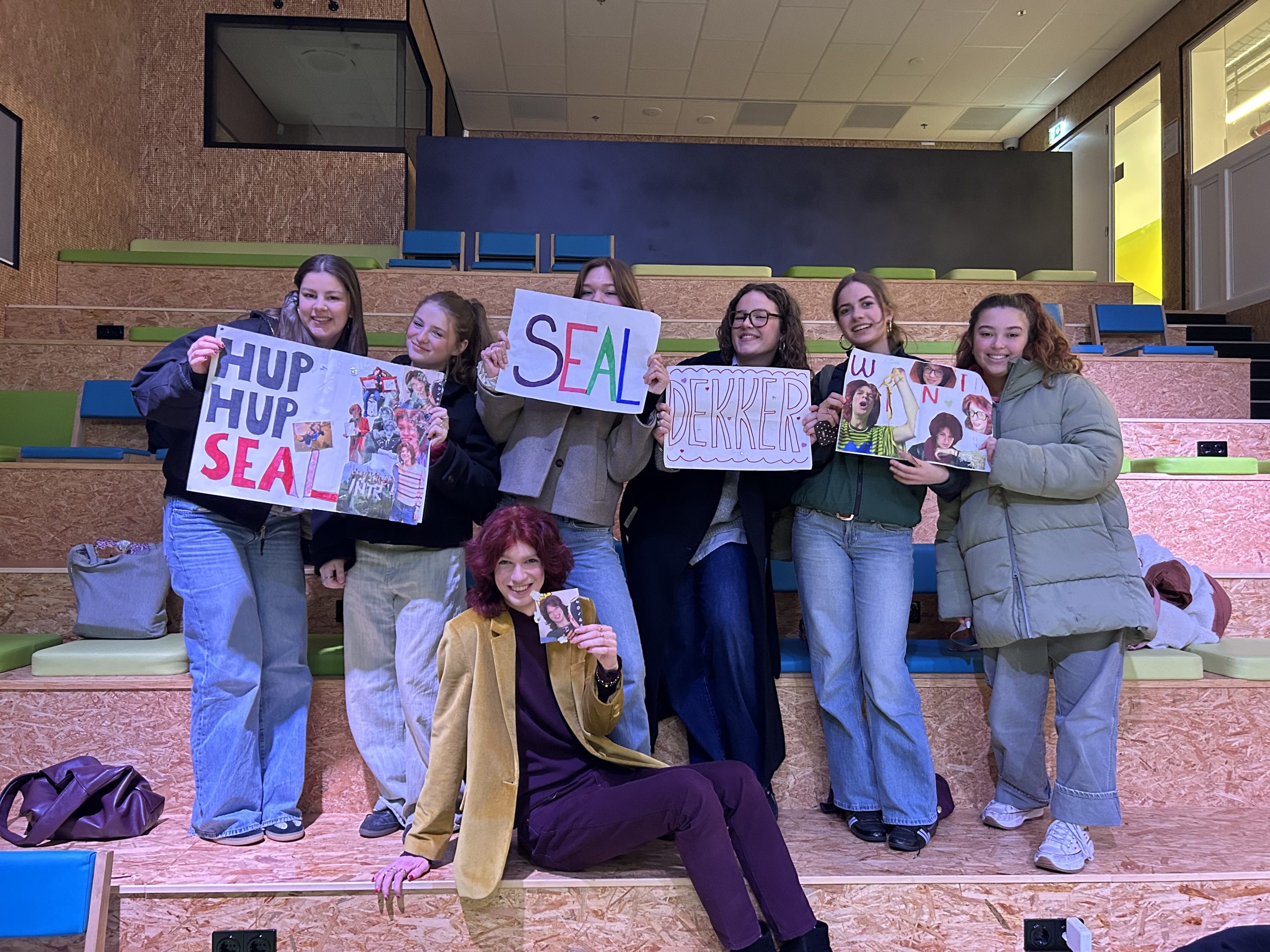 En de nieuwe 'nieuwskoning(in)' van de eerstejaars is……. — SvJ media